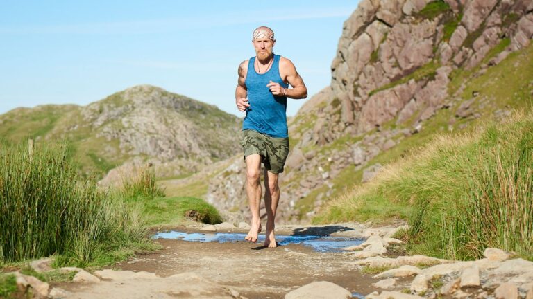 Ο άνθρωπος που έτρεξε ξυπόλητος το Three Peaks Challenge για να σώσει ...